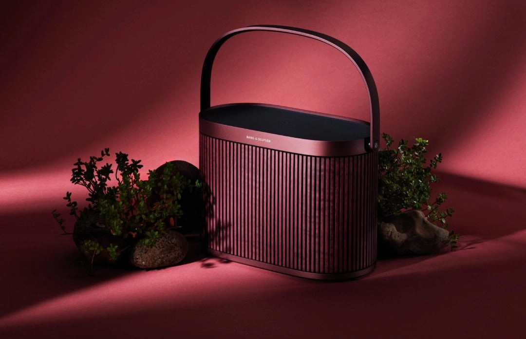 Bang & Olufsen представляет Beosound A5 Cranberry Red | Фирменный ...